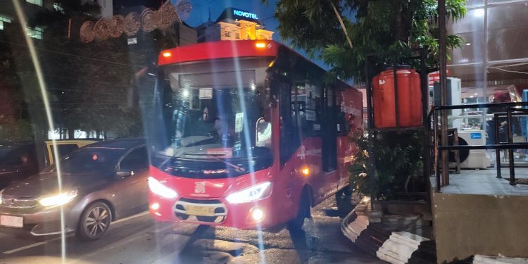 Bus Trans Semarang Rute Pelabuhan Tanjung Mas - Simpang Lima Layani ...